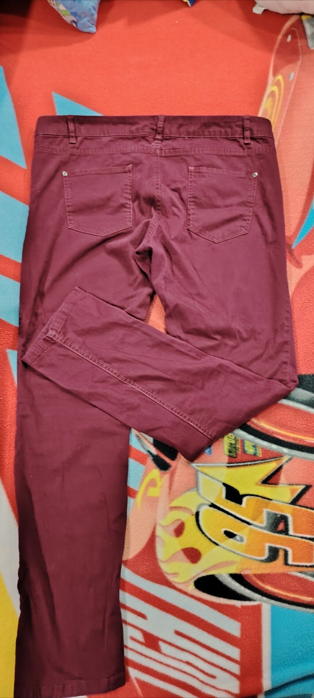 Bordo pantalone – klasičan kroj - Boja: tamno bordo - Model: pet