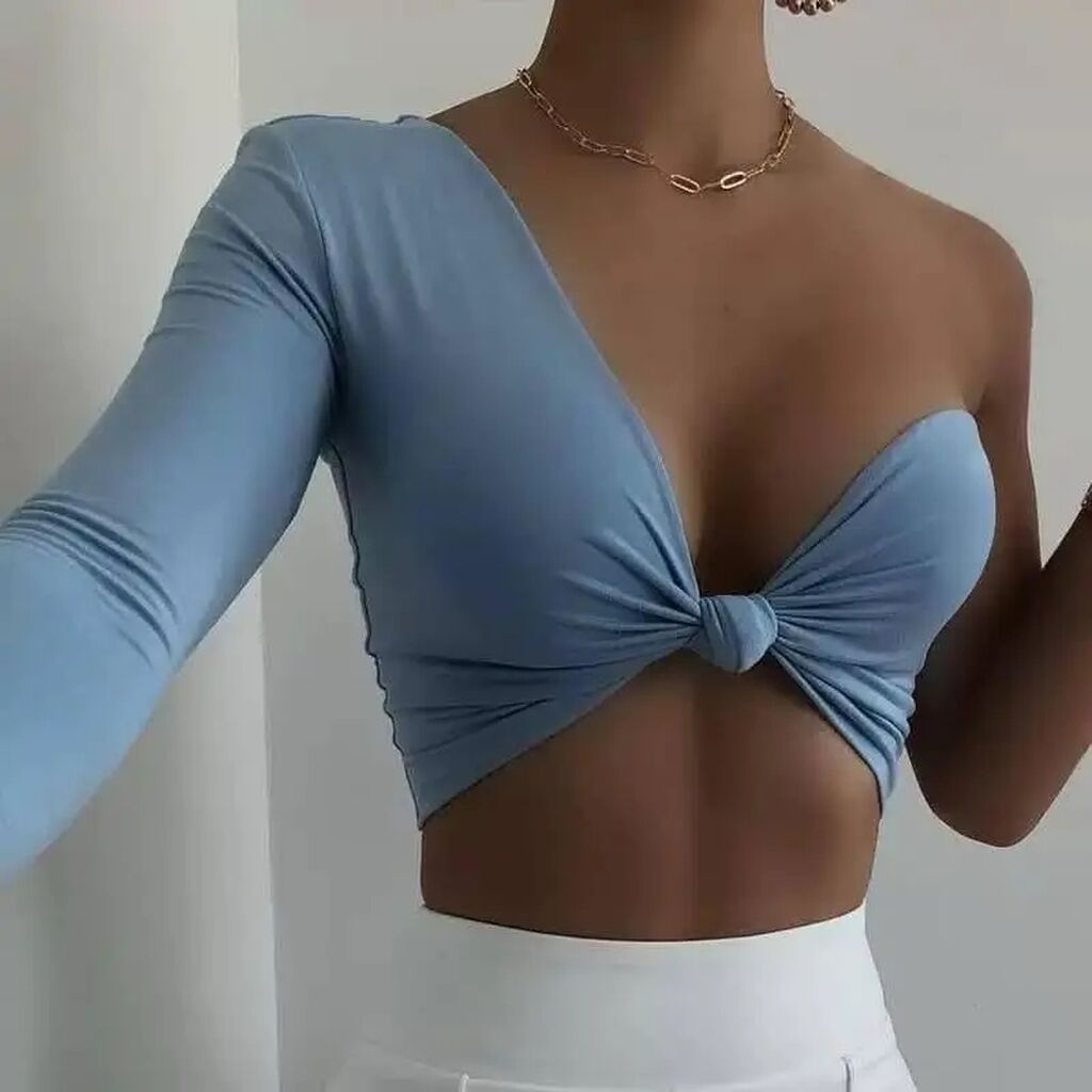 Asimetrični ženski crop top sa čvorom - Dizajn: jedan dugi rukav +