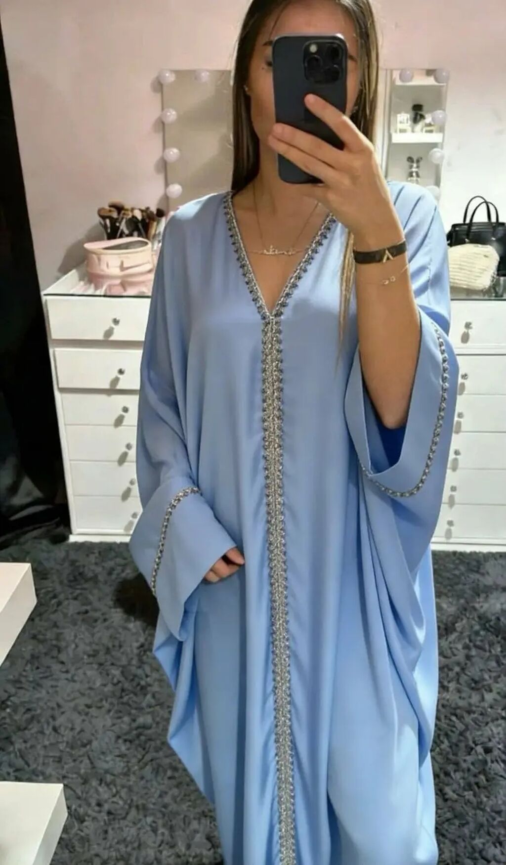 Kaftan/abaja haljina – elegantan, širok kroj sa V‑izrezom i raskošnim