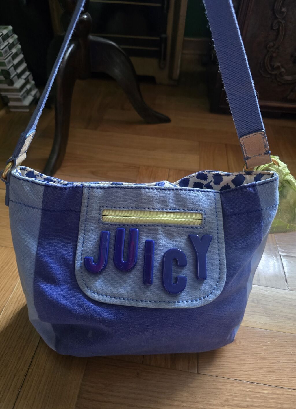 JUICY COUTURE platnena torba. Ima nekoliko fleka po njoj i delovi od