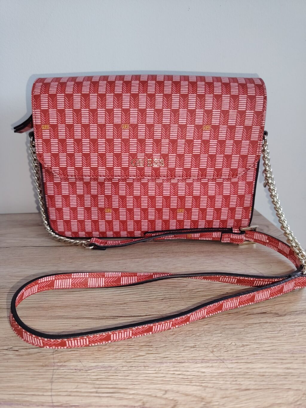 GUESS torba preko ramena - Model: ženska crossbody/ramena torba sa
