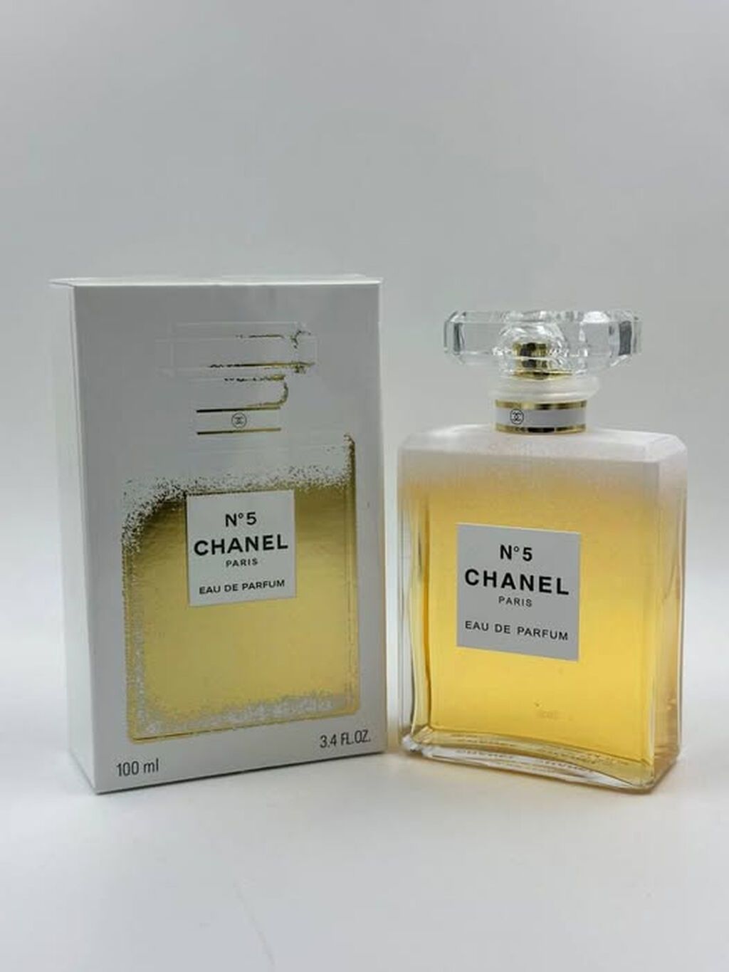 Ovo je bočica Chanel N°5 Eau de Parfum od 100 ml. To je legendarni