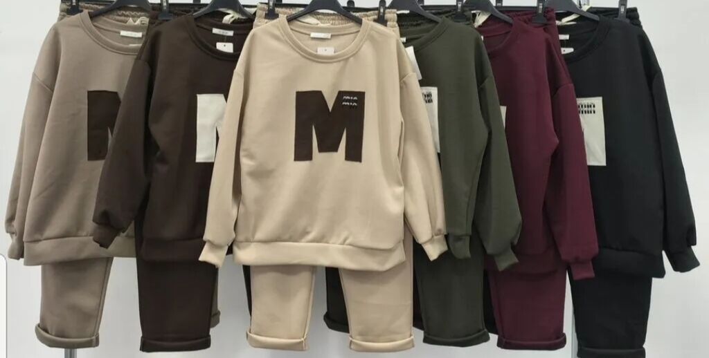 Trenerke komplet gornjo i donji deo ma ovo M na prednjoj strani u boji