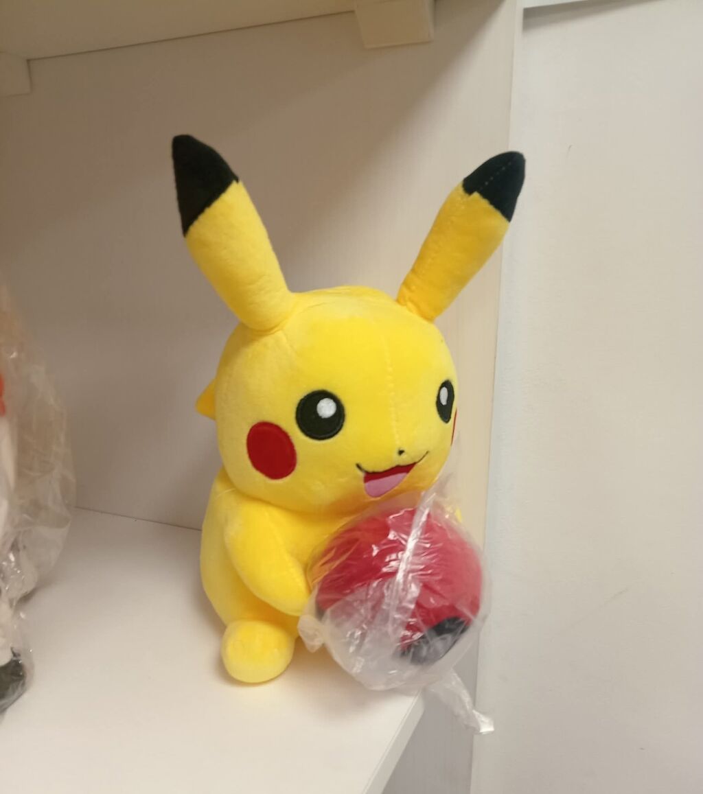 Ovo je plišana igračka Pikaču (Pikachu), jednog od najpoznatijih