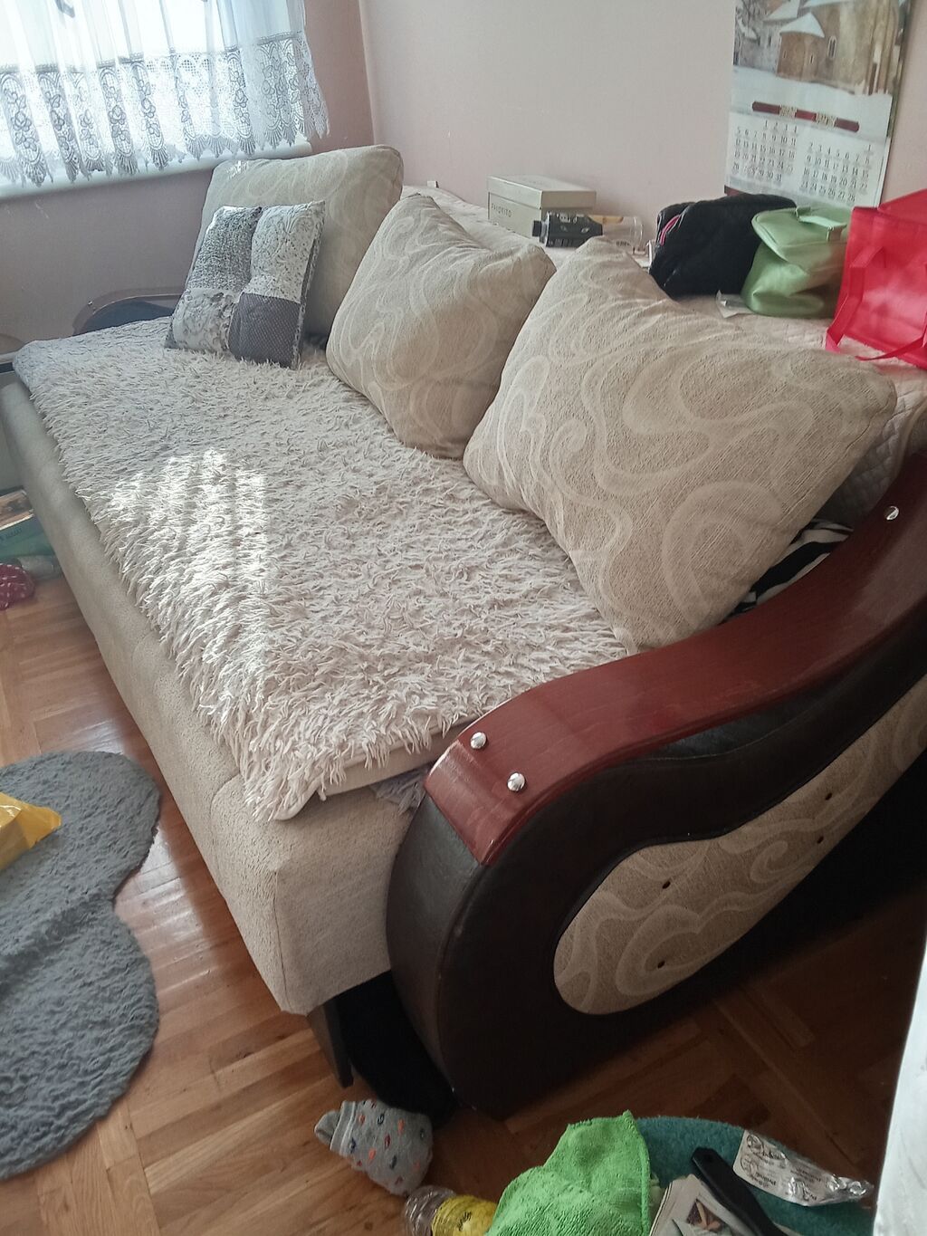 Trosed/sofa sa elegantnim talasastim naslonima i bočnim naslonima od
