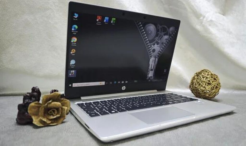 Odlican laptop HP ProBook 440 G7 lepo ocuvan, instaliran sa svim