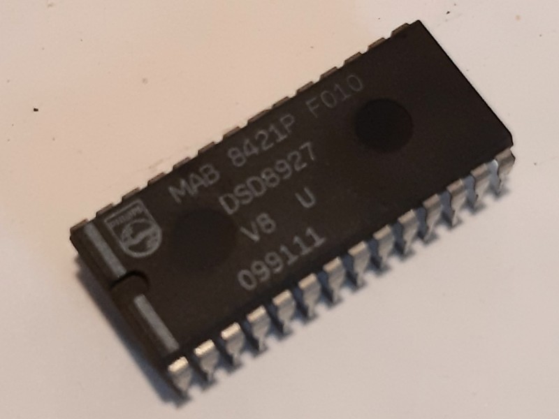 Chip 8-bitni procesor sa 128-bit RAM i 6KB ROM