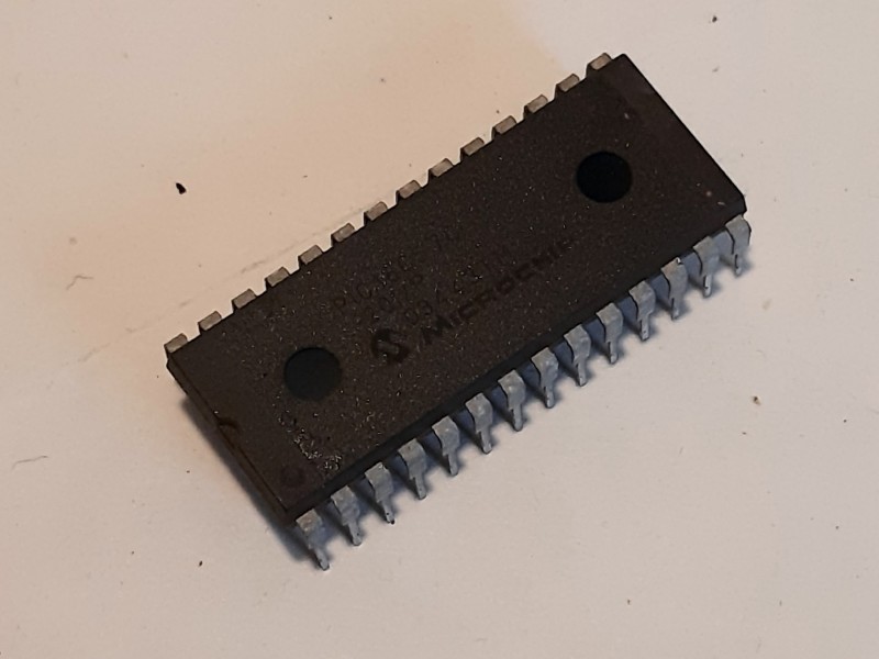 Microchip PIC16C57C (8-bit, ROM) mikrokontroler
