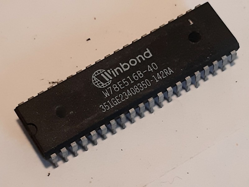 Chip Winbond W78E516B-40 (8-bitni procesor)