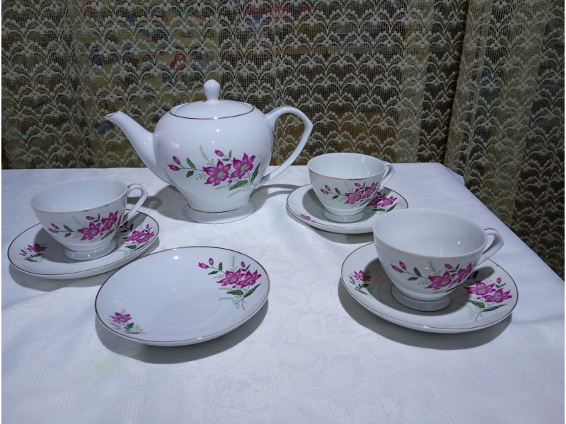 Čajnik šolje tacne