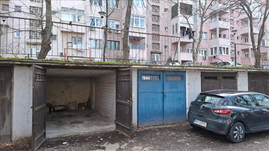 Karaburma Marijane Gregoran 16m garaža u nizu