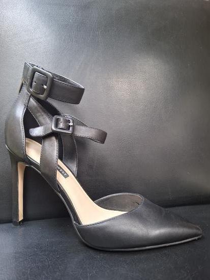 NINE WEST KOZNE SANDALE