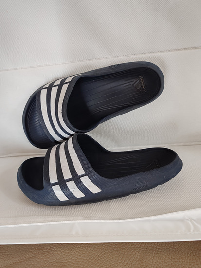 Adidas papuče za dečake 38