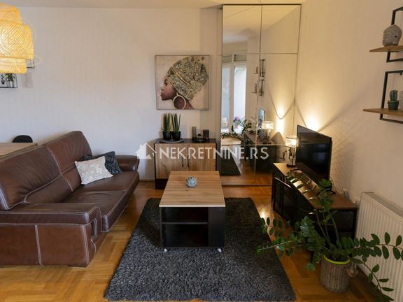 Izdavanje stana Novi Sad – PET FRIENDLY namešten stan 48m², Bulevar/Grbavica, terasa, lift, odmah useljiv