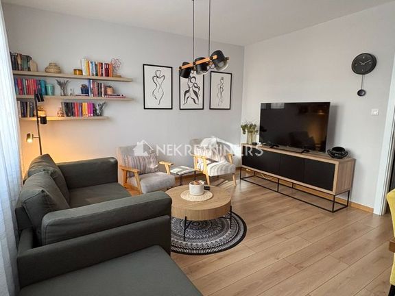 Stan 51 m² + 45 m² privatno dvorište | Parking | Polunamešten | Odmah useljivo