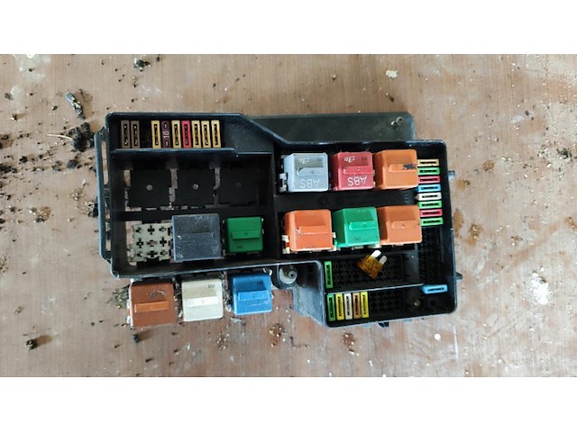 Bmw e36 1.6 kutija osiguraca