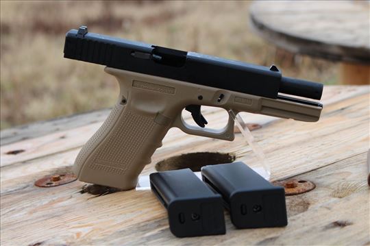 Airsoft pistolj We Glock 17 Tan 2 okvira+gas