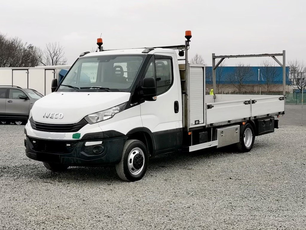 IVECO kamion s ravnom platformom < 3.5t