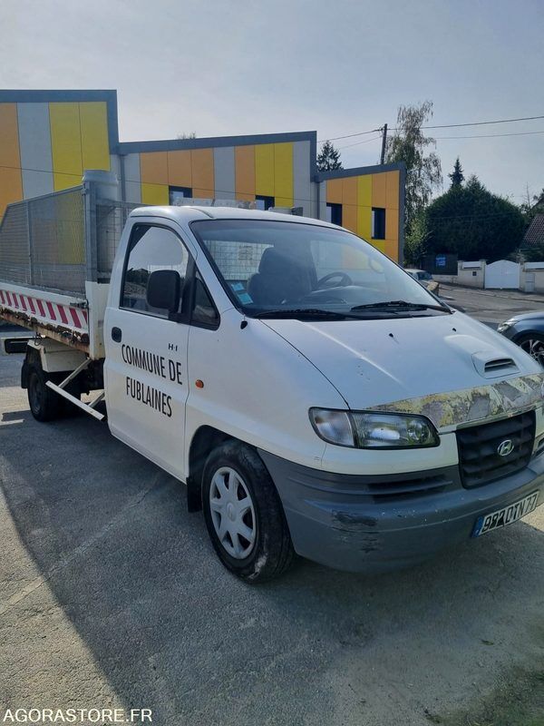 Prodaje se Hyundai H200 kamion s ravnom platformom < 3.5t na aukciji