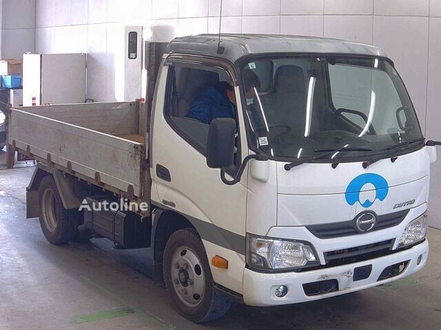 Hino DUTRO kamion s ravnom platformom