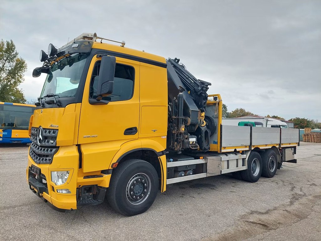Mercedes-Benz Arocs 2640 / 6x2 / Hiab XS 477 Hipro crane kamion s ravnom platformom