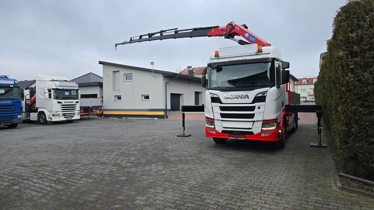Scania R520 V8 / + HMF Crane kamion s ravnom platformom