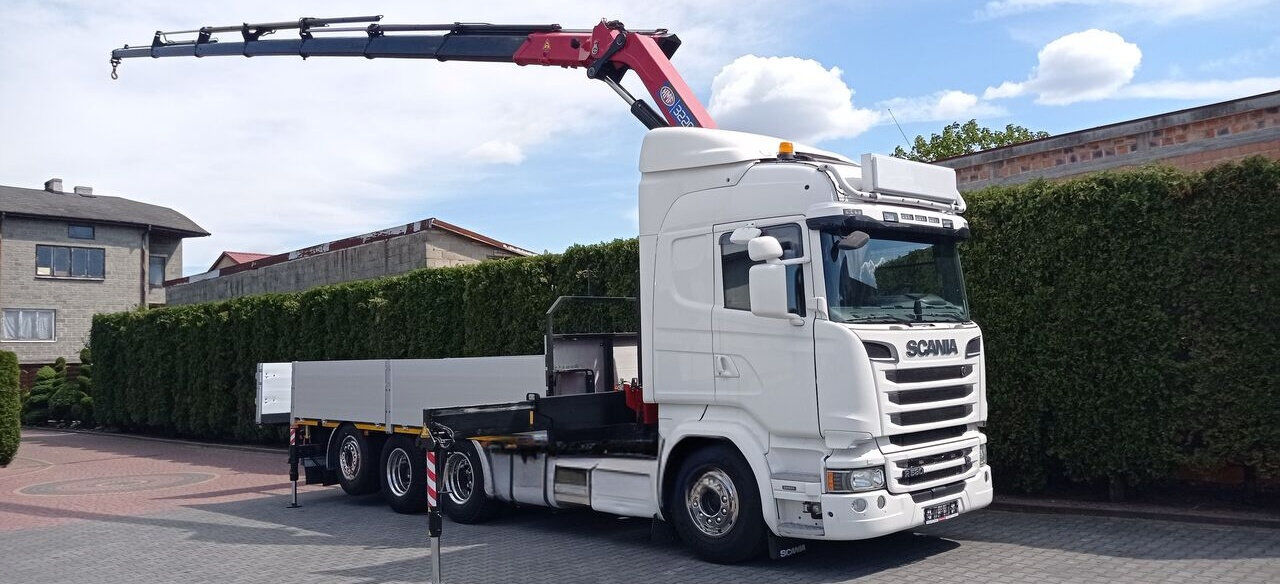 Scania R580 V8 8x4 + HMF Crane kamion s ravnom platformom