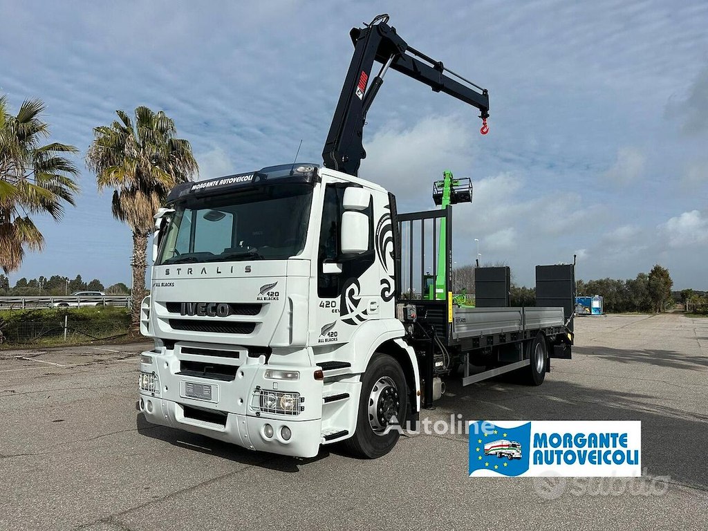 IVECO Stralis 420 pianale con rampe e Gru kamion s ravnom platformom
