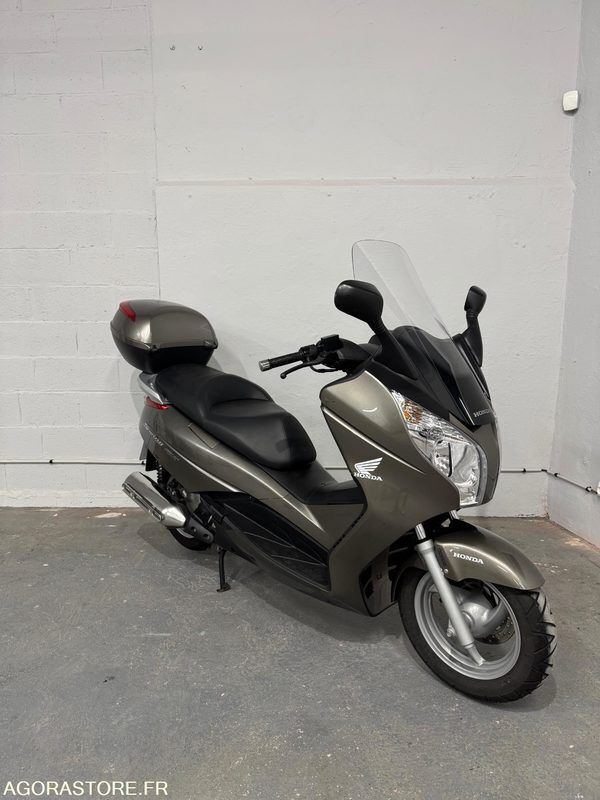 Prodaje se Honda FES125 skuter na aukciji