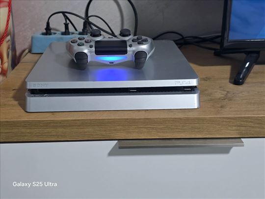 Sony Play Station 4 + Extra Igre