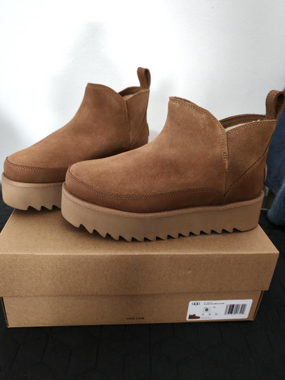 UGG Nove cizme