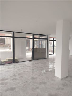 Obrenovac, Fruškogorska, 61m2, sa velikim izlogom