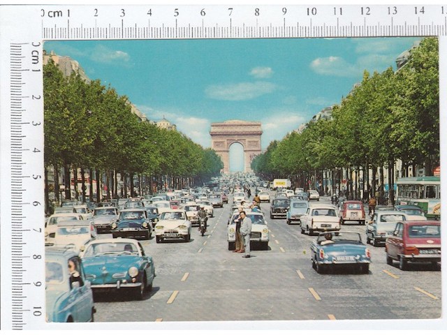 Paris - Les Champs-Elysée et l`Arc de Triomphe