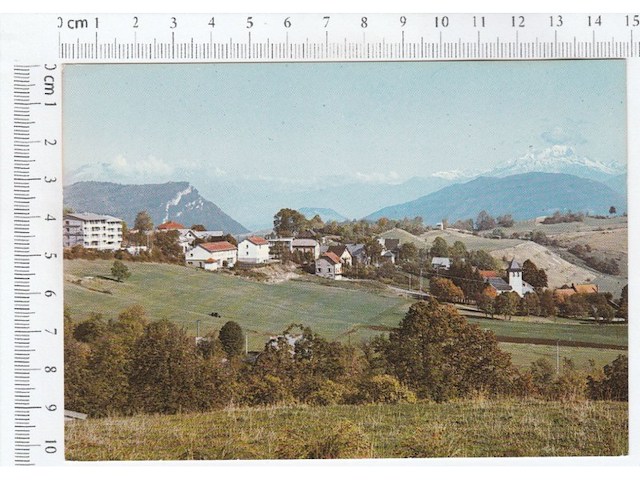 Saint Hilaire du Touvet - Les Ecoles et l`Eglise; Au fo