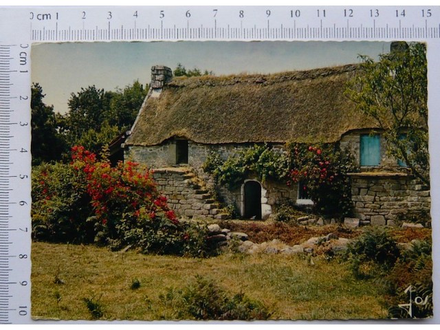 Chaumière bretonne à escalier extérieur