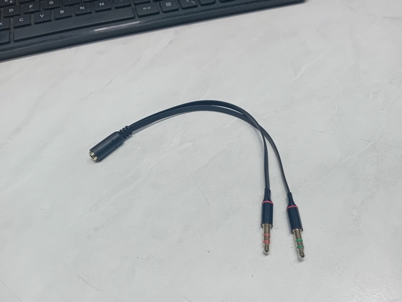 Kabl za razdvajanje audio signala za slušalice i mikrof