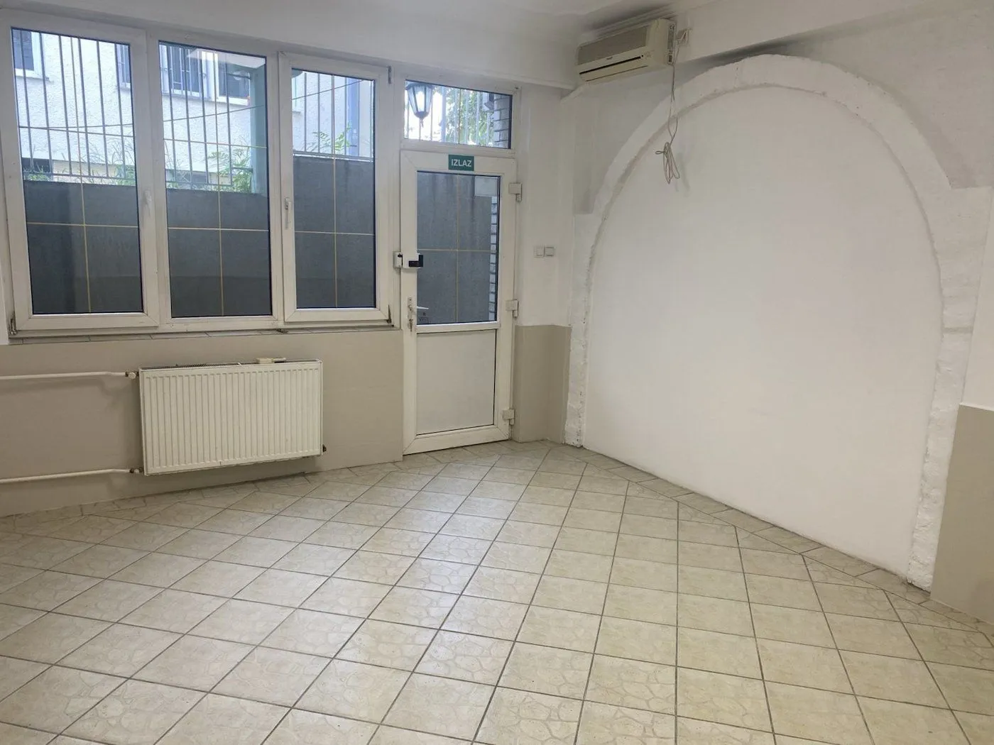 Izdavanje, poslovni prostor, 160m², Grbavica, Novi Sad Sve Podlokacije