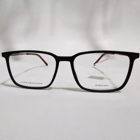 MUŠKE NAOČARE ZA VID TOMMY HILFIGER MODEL 009 CRNE SA CRVENIM DETALJIMA