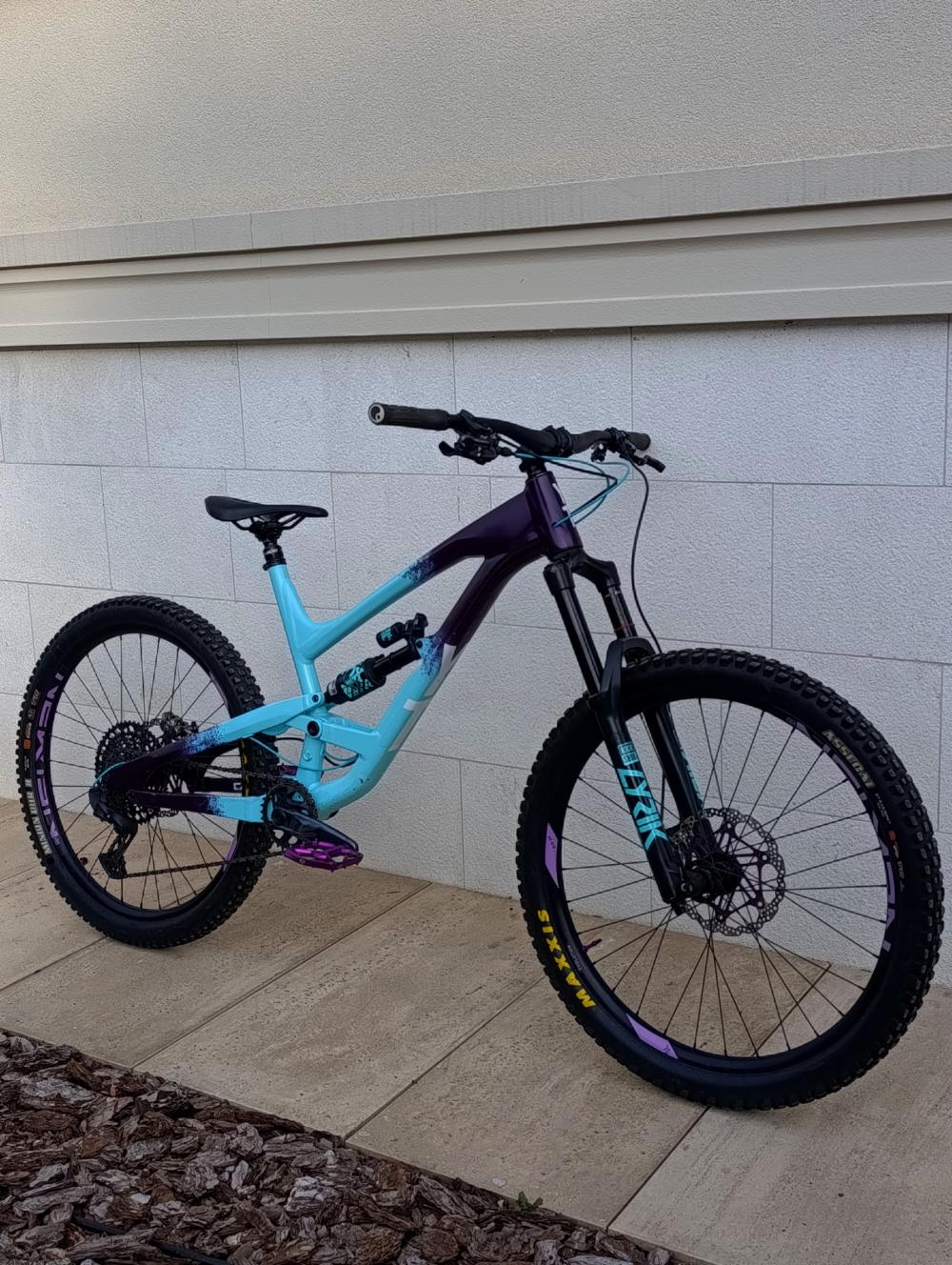 YT Capra Custom L 27.5