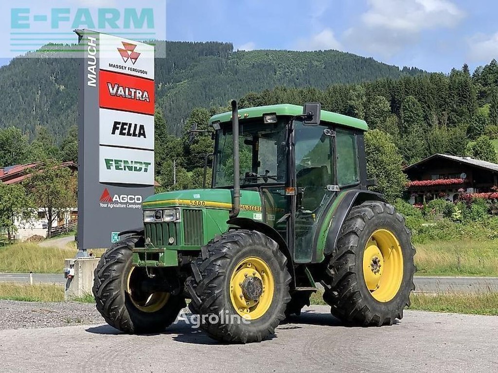 John Deere 5400 a traktor točkaš