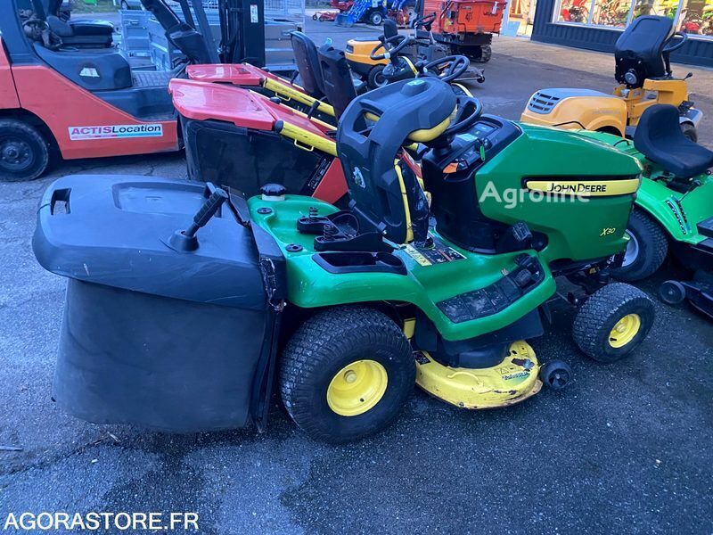 Prodaje se John Deere X300R traktor kosilica na aukciji