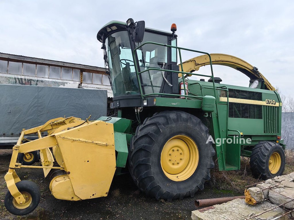 John Deere 6750 krmni kombajn