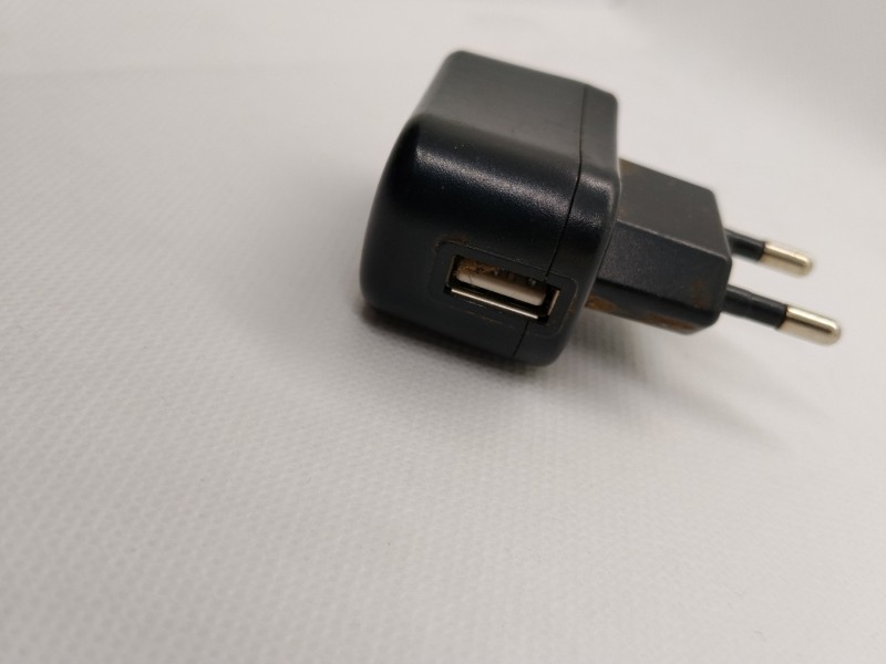 Adapter za struju sa USB ulazom