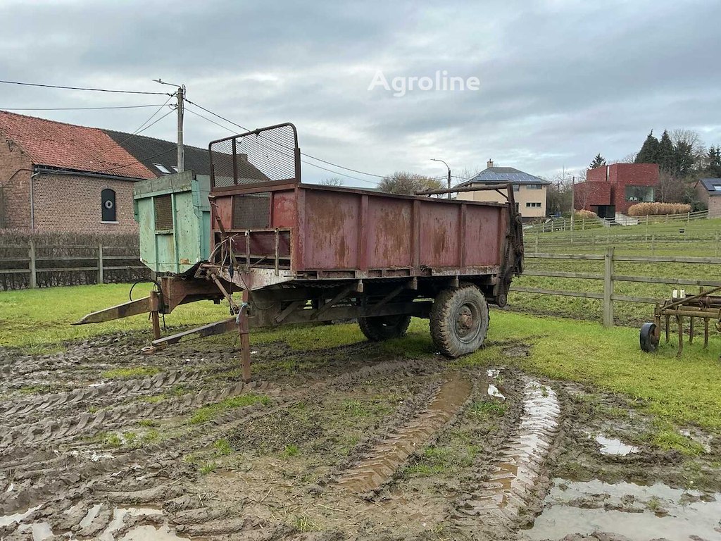 Prodaje se traktorsku prikolicu na aukciji
