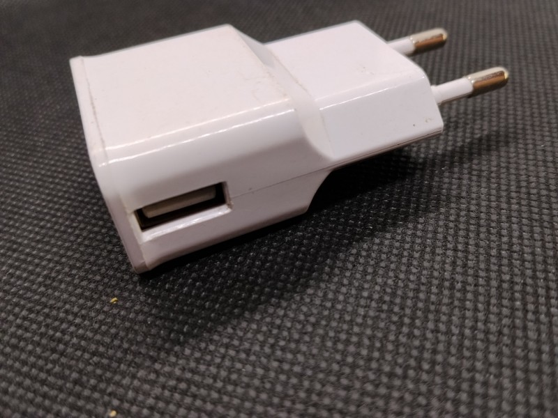 Adapter za struju sa USB ulazom