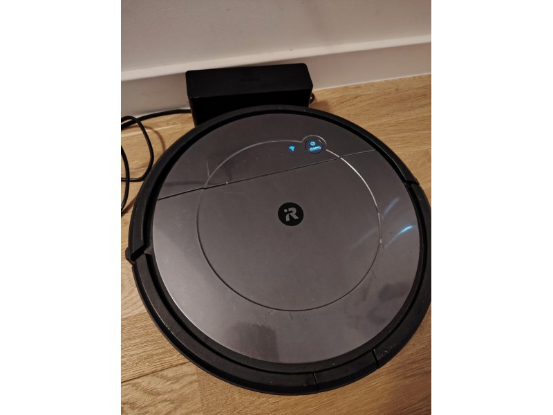 Roomba i robot usisivač sa bazom