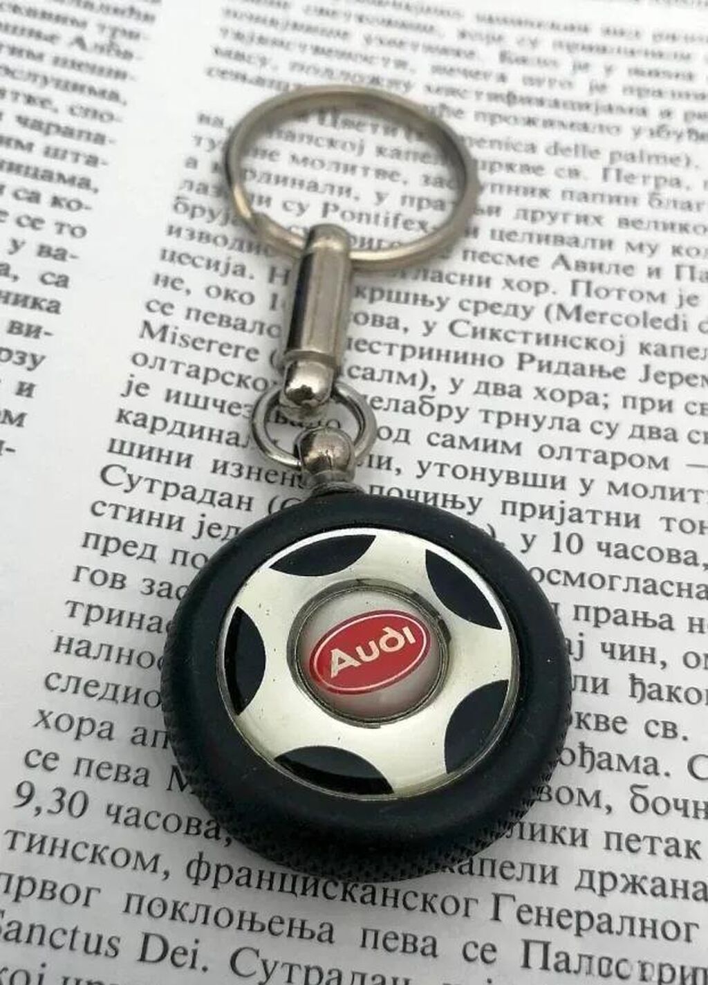 Vintage Audi privezak. Vintage audi privezak. Prečnik 3,6 cm. Hvala na
