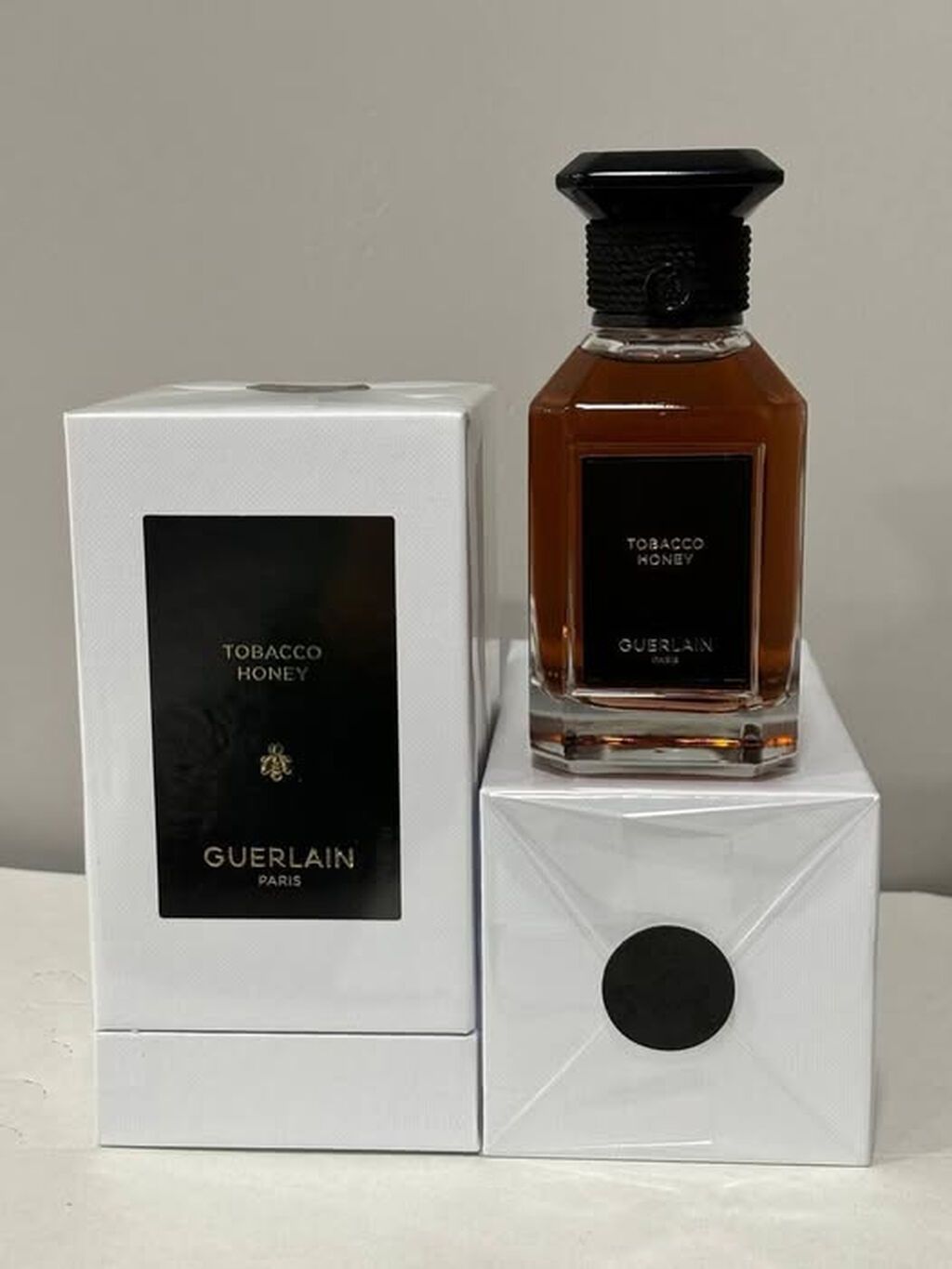 Na slici je Guerlain Tobacco Honey, luksuzni uniseks parfem iz