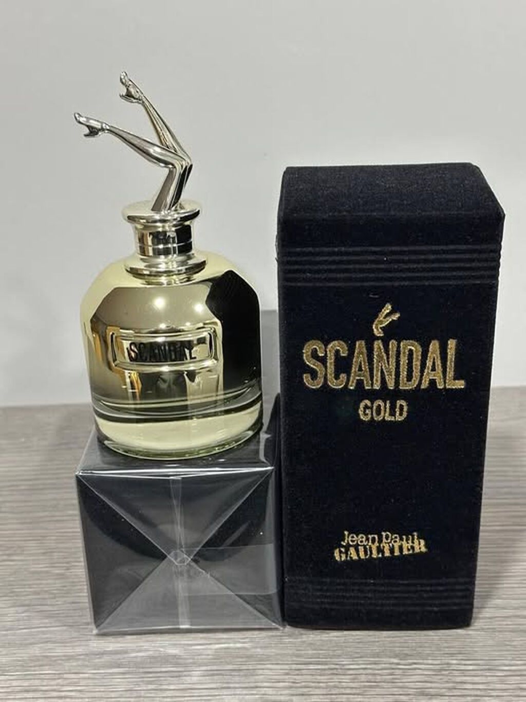 Na slici je Jean Paul Gaultier Scandal Gold, luksuzno i ekskluzivno