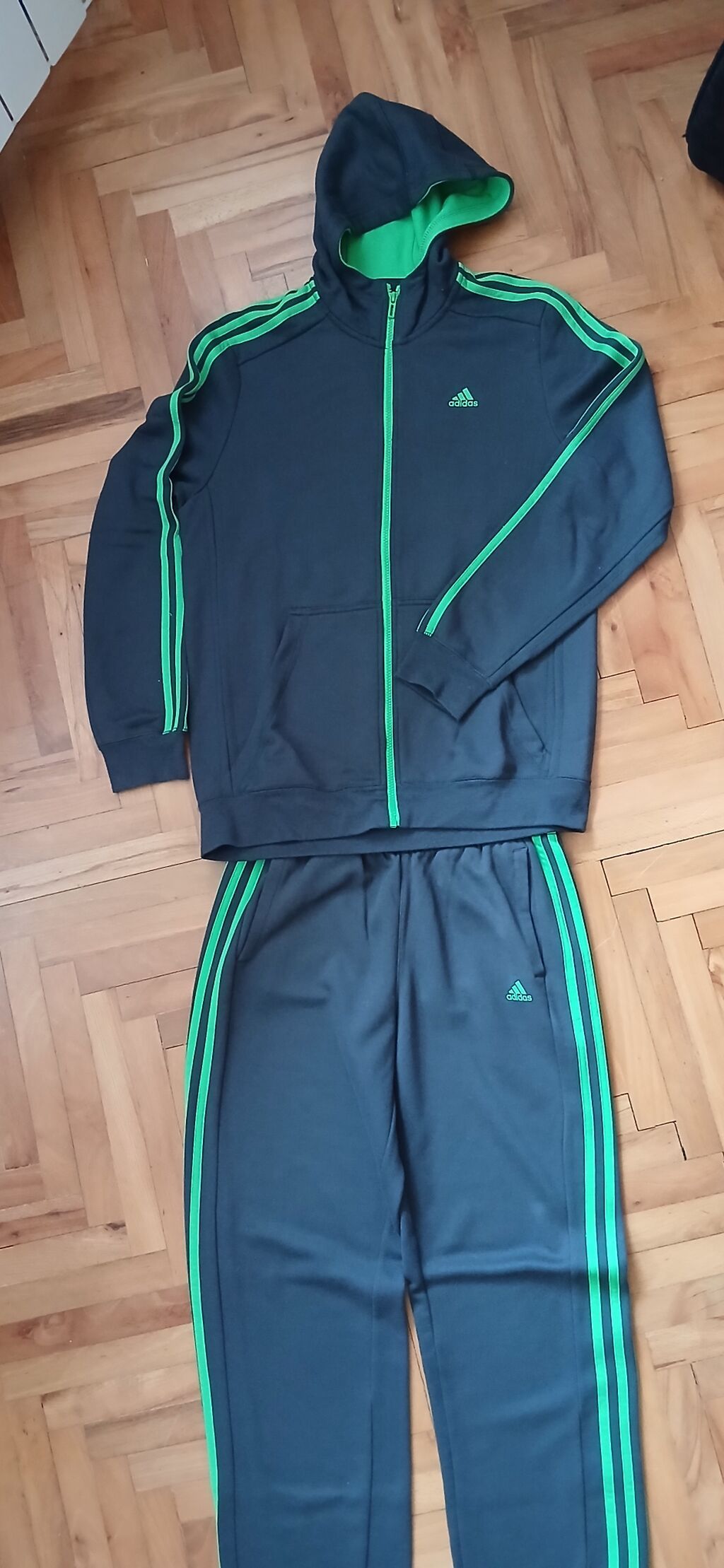Adidas trenerka – komplet (gornji deo sa kapuljačom + donji deo) -